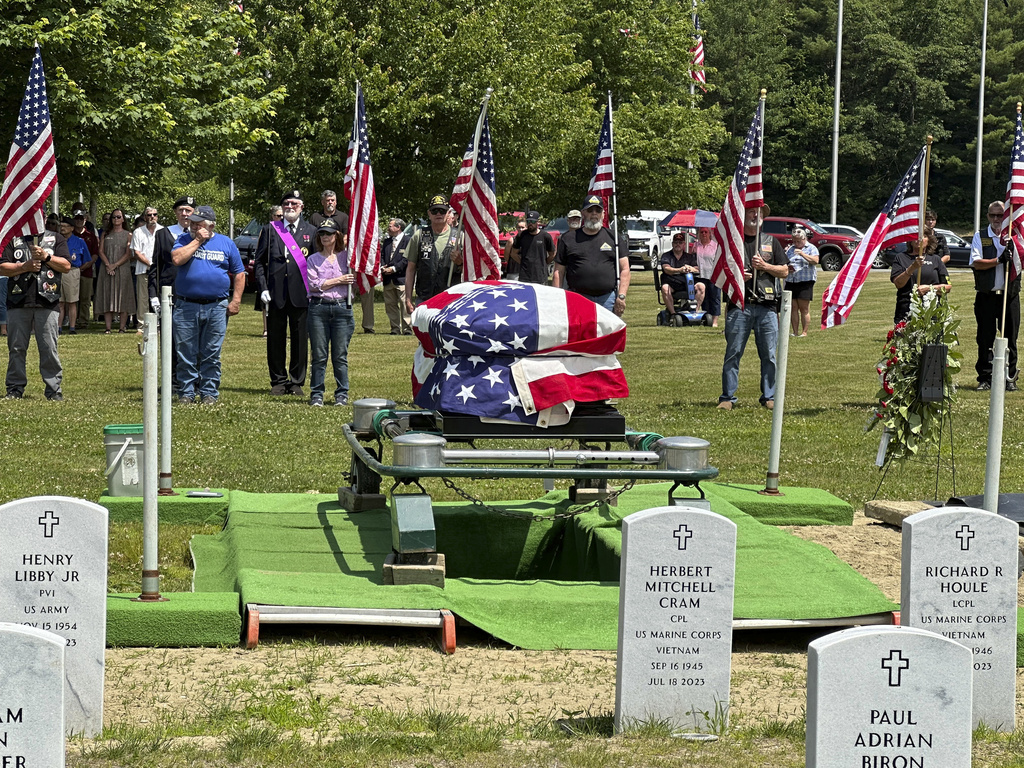 A US veteran died at a nursing home, abandoned. Hundreds of strangers ...